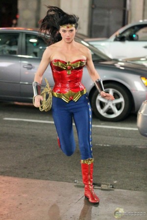 Changed costume revealed on the Wonder Woman set - The Geek Generation